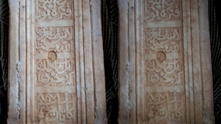Tarihi caminin mihrabında üzeri sıva kaplı kitabe bulundu
