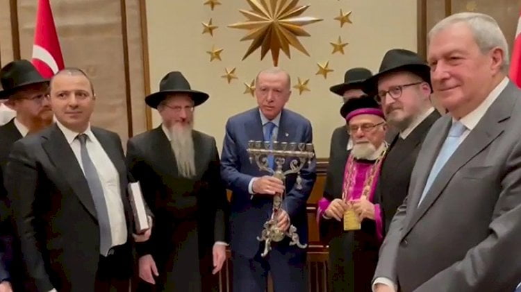Hahamlar Cumhurbaşkanı Erdoğan'a 7 kollu şamdan hediye etti