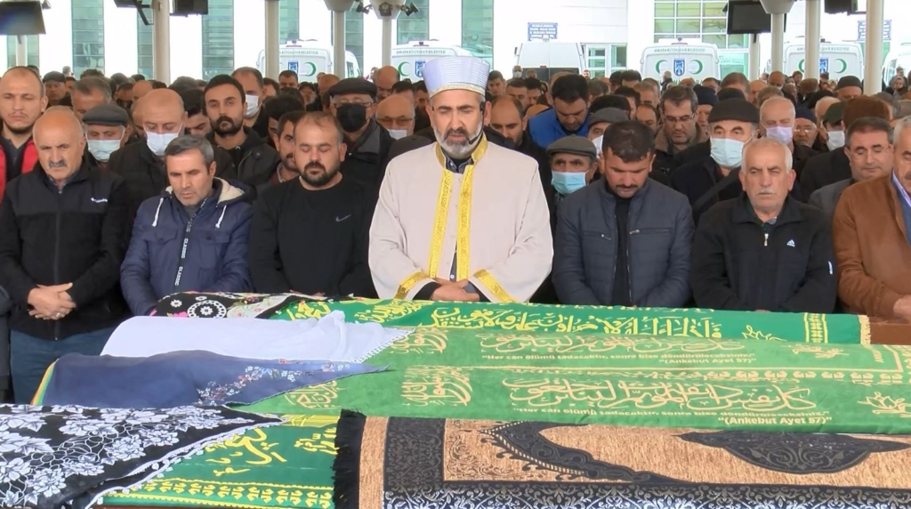 Eşini 9 yaşındaki kızının yanında öldürüp kendini yaktı Eşini 9 yaşındaki kızının yanında öldürüp kendini yaktı