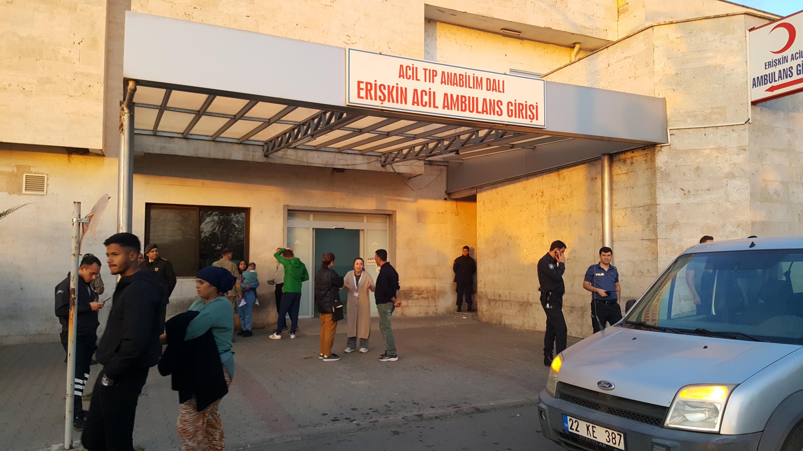 Askeri araç tarlaya devrildi... Şehidimiz var