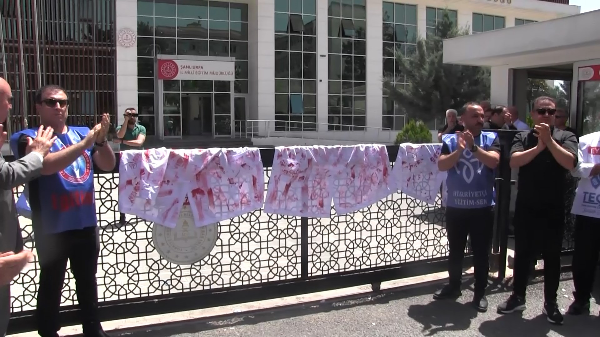 Öğretmenler iş bıraktı: Kalem kırıp 'kanlı' önlükle yürüdüler